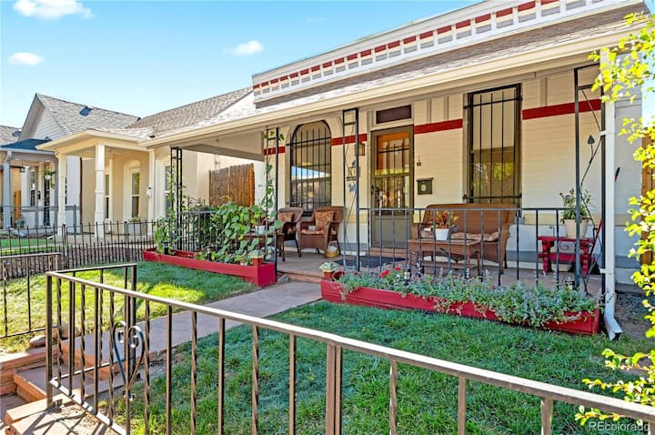 Cozy And Quaint Home, Great Location, Fenced Yard! - Denver