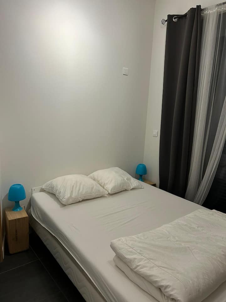 Chambre Avec Tv Sdb Wc Buanderie - Riom