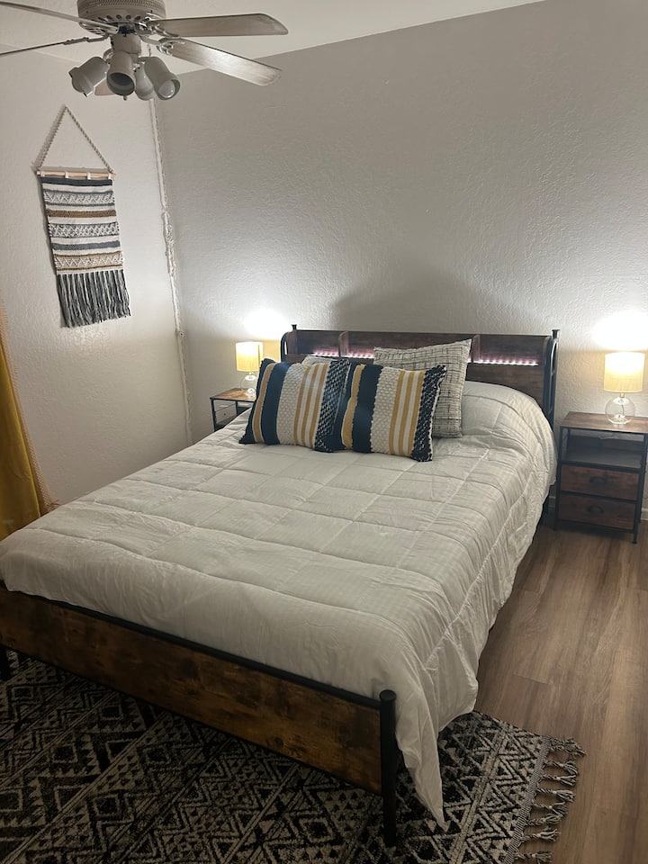 Urban Gem Haven: Cozy Two Bedrooms, One Bathroom - 圖森