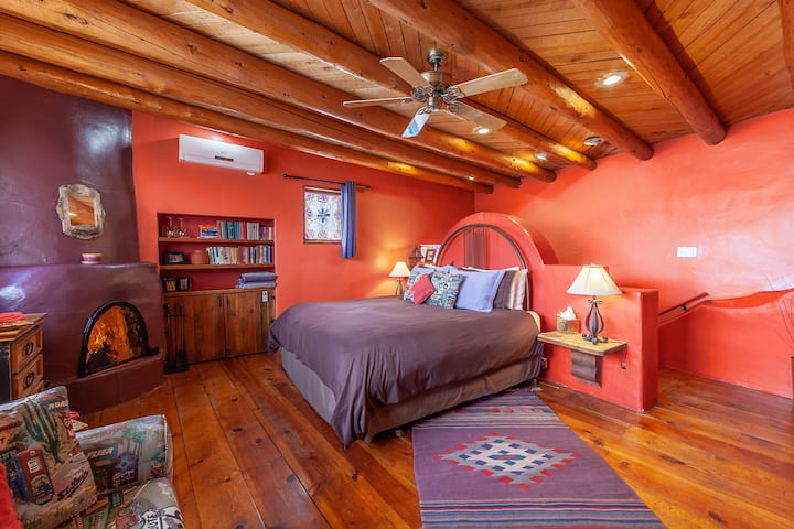 King Suite In Historic Inn With Artisan Breakfast - Taos, NM