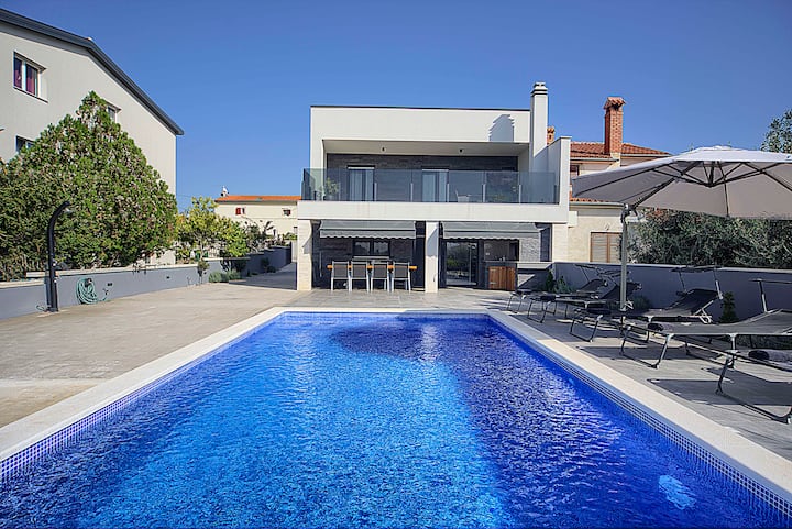 Villa With Pool Near Centar Pula - プーラ