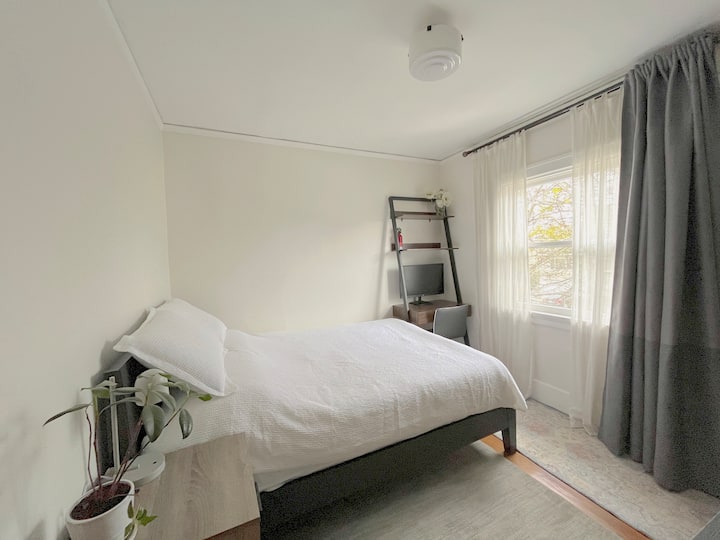 Sunny Studio Near Piedmont Ave - Oakland, CA