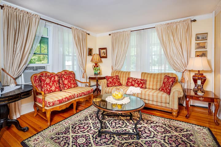 King Bed With Porch In Hampton (Victoria Inn) - Hampton, NH