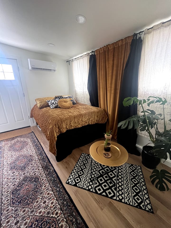 Cozy Tiny Home With Vintage Vibes - Denver, CO