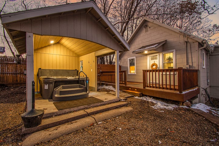 Midtown Spot! Lovely Fenced Backyard & Hot Tub! - Omaha, NE