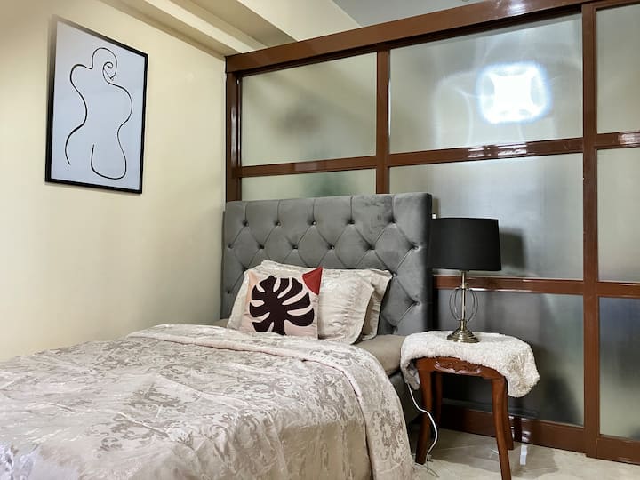 Cozy Condo With Balcony - Ortigas Center