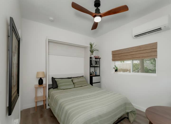 Quiet, Small Backyard Studio W/ Kitchenette - San Petersburgo, FL