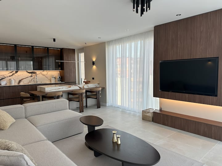 Elegant 2 Bed Apt Downtown - Sofia