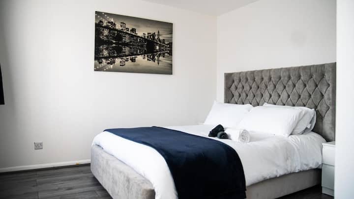 Family Home Sleeps Up To 4 - Leeds