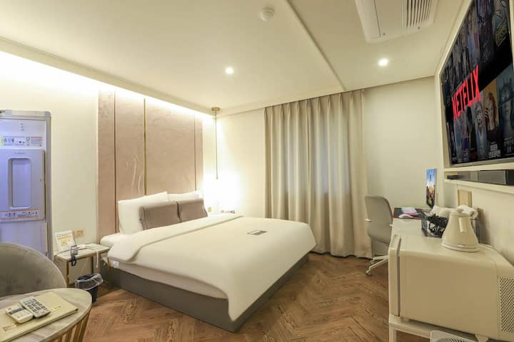 스탠다드 더블 (Pc1대, 넷플릭스,스타일러, 공기청정기, 킹사이즈 베드, 무료조식) - Busan