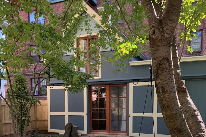 East Rock Guest Cottage - New Haven, CT