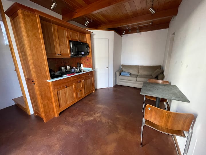 East Rock Guest Cottage - New Haven, CT