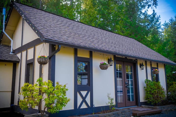 Sequim Storybook Tiny Home W/hot Tub (No Pet Fee) - Washington