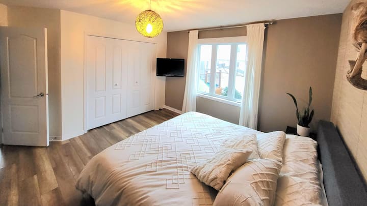 4 Chambres • 4 Lits • 2 Bureaux • Piscine Chauffée - Ottawa