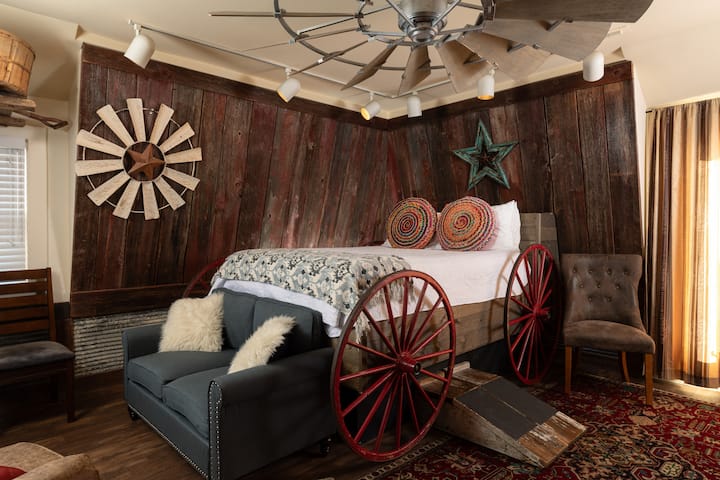 Upstairs Hayloft Retreat - Minneapolis, MN