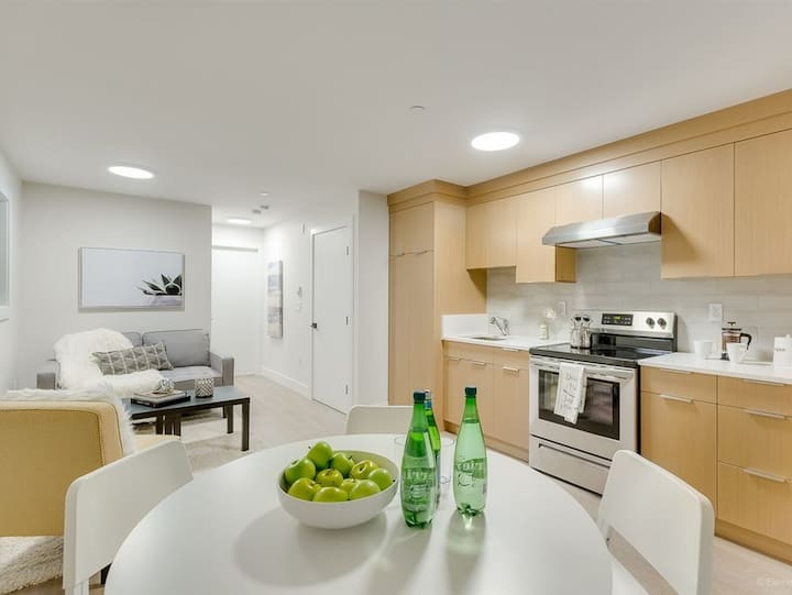 Centrally-located Modern Suite Near Skytrain - Vancouver