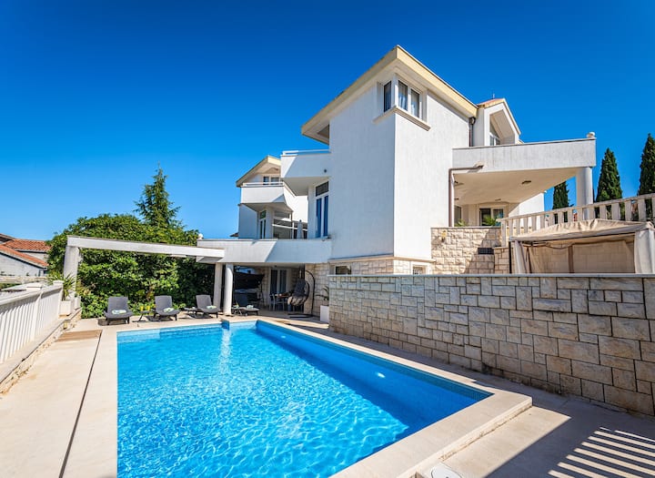 Geräumige, Moderne Villa Mit 36 M² Großem Pool, Nur 70 M Vom Strand Entfernt - Trogir