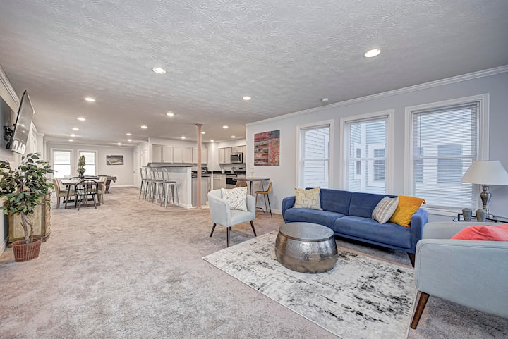 Comfy Large Group Accommodations! - Indianapolis, IN