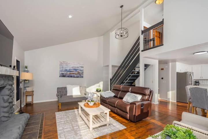 Green Bay Cozy Home, 3 Bed Rooms, 6 Beds, 2 Bath - Hobart, WI
