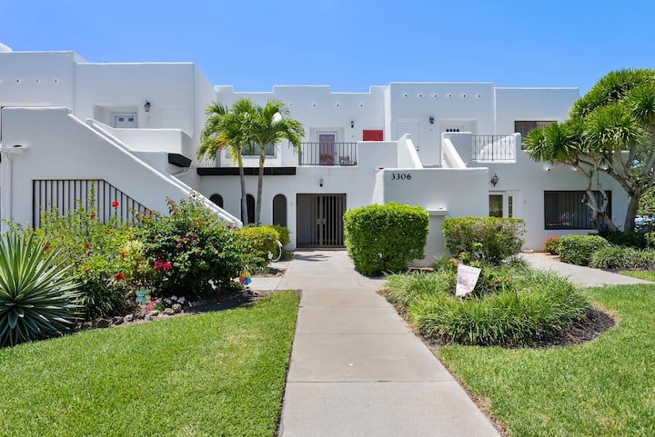 Stylish Condo In Central Naples! - Naples, FL