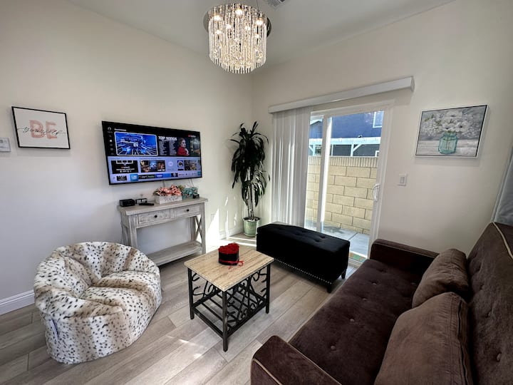 Charming Master Bedroom In Huntington Beach - Orange County, CA