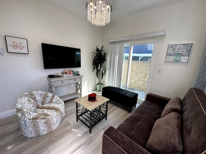 Charming Master Bedroom In Huntington Beach - Huntington Beach