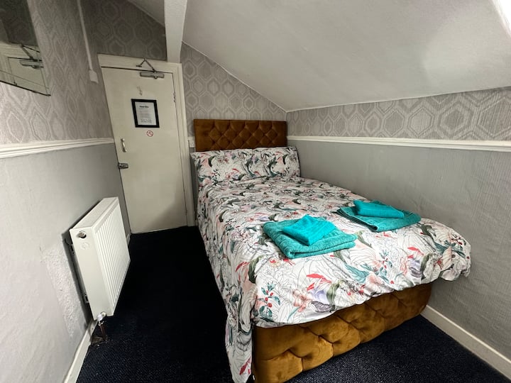 Runway Adult Only - Small Double - En-suite - Blackpool