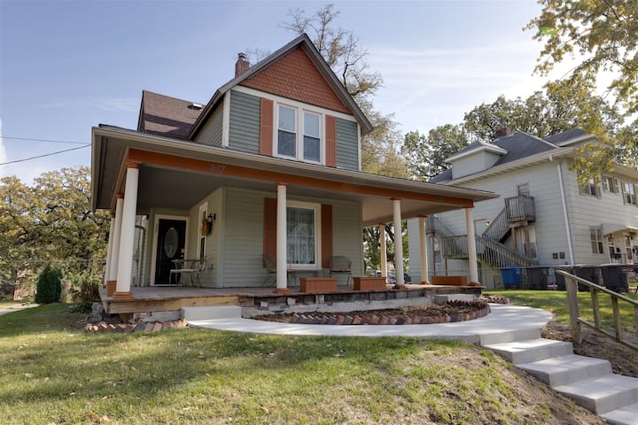 Beautiful Victorian Home - 4beds / 3baths Near Dt! - Des Moines, IA