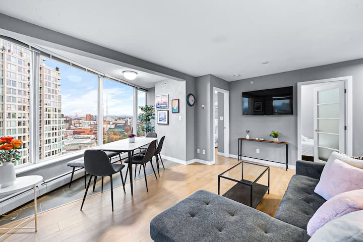City View 2b2b | 1den Spacious Condo | Downtown - Vancouver