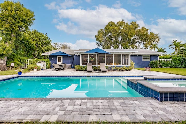 5 Min To Beach! Private Pool & Spa, Bikes, Porch - Naples, FL
