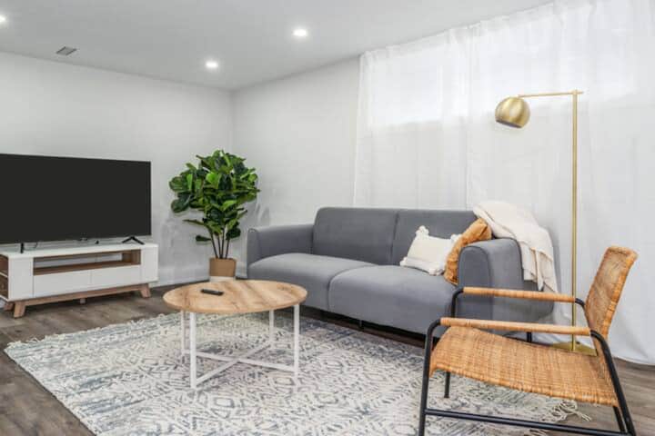 Charming 2br Basement Unit Near Mohawk College - Hamilton