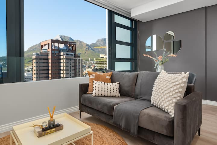 Spacious Studio | Parking | Mountain & City Views - Cape Town