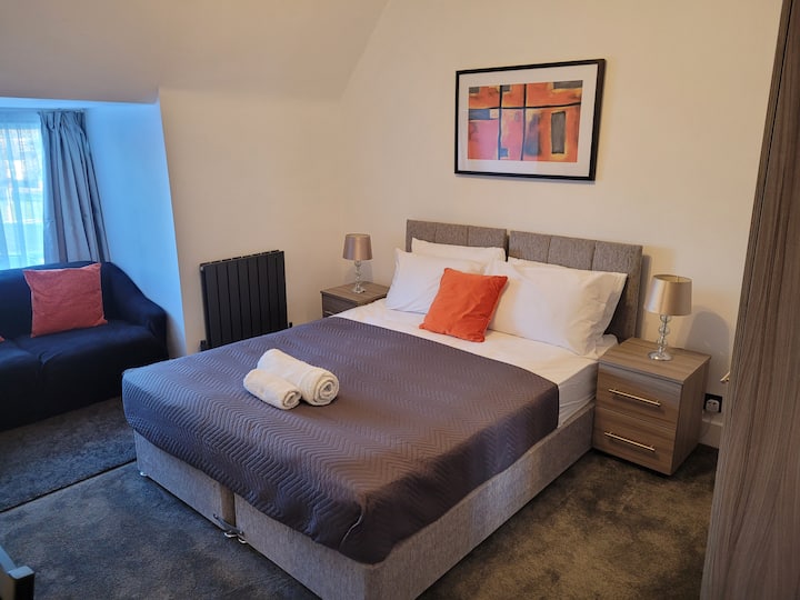 2 Bed Flat Maylands Ave Area, Close To M1 - Harpenden