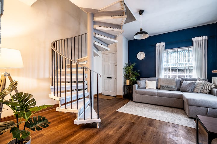 Modern, Central Flat With Character Features - Crediton