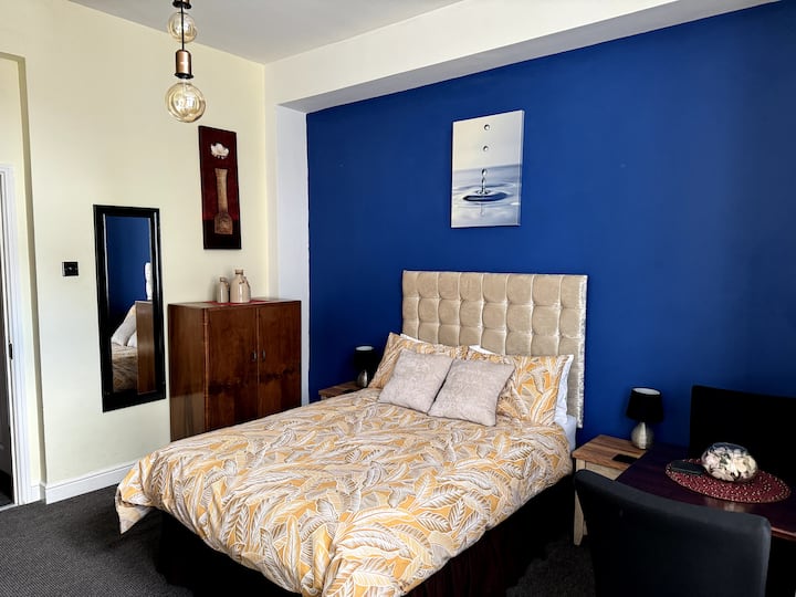 Centre Of York. Private Bedroom, Bathroom & Toilet - York