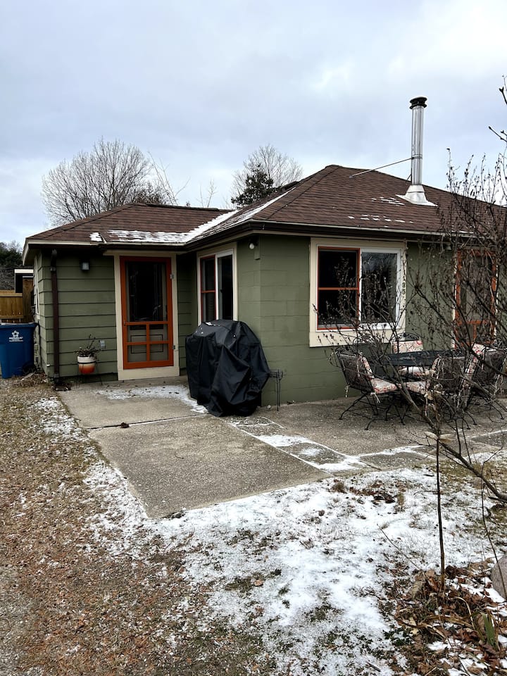 The Elberta Cora Cottage - Crystal Lake Township