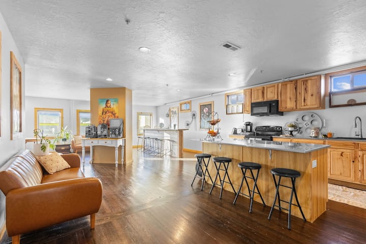 The Pine~ Movie Theater & Apartment - Prineville, OR
