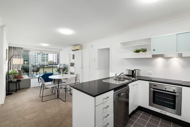 Elegant 2br/2ba Home With Balcony & Free Parking - Brisbane