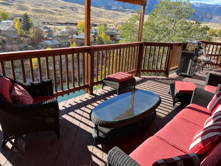 Grizzly Den Cabin At Yellowstone - Gardiner, MT