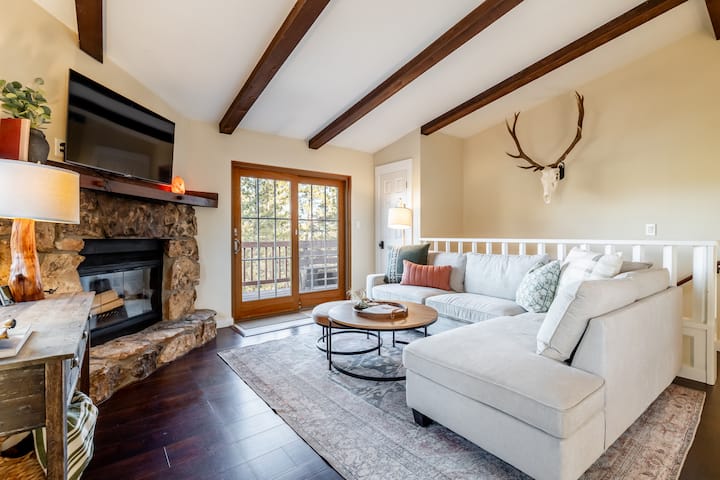 Rustic-luxury Cabin | Fireplace & Mountain Views - Staunton State Park, Pine