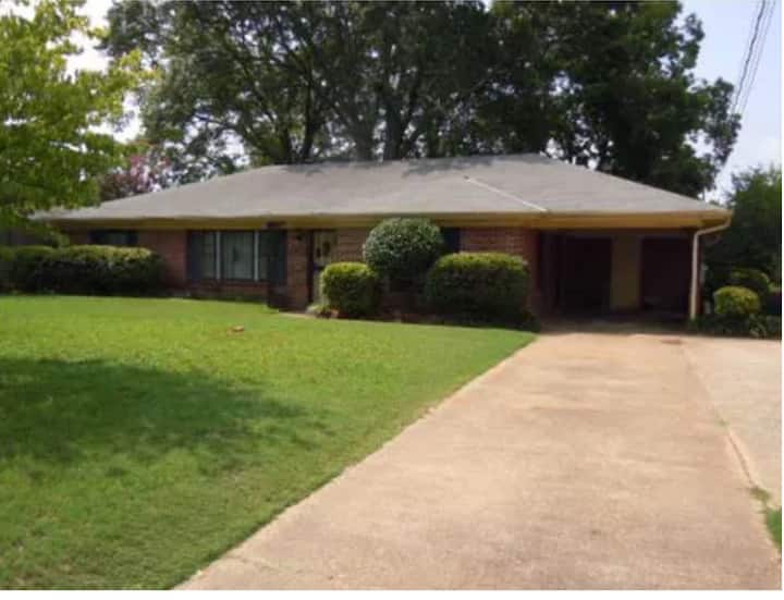 Spacious & Cozy Queen Bedroom With Private Toilet - Montgomery, AL