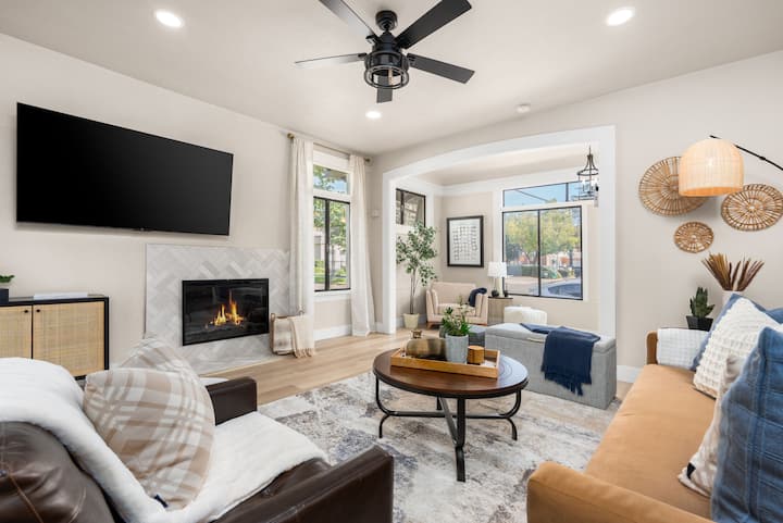 Downtown Lodi L 3 Bd Sleeps 6 L Modern Comforts - Thornton, CA