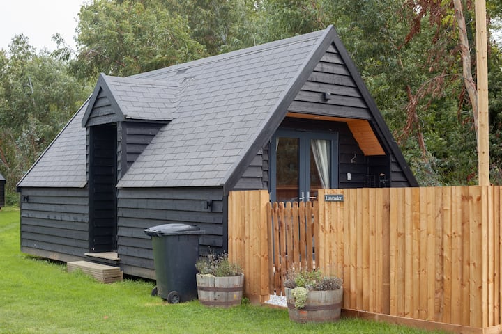 Cosy Cabin With Hot Tub - Suffolk