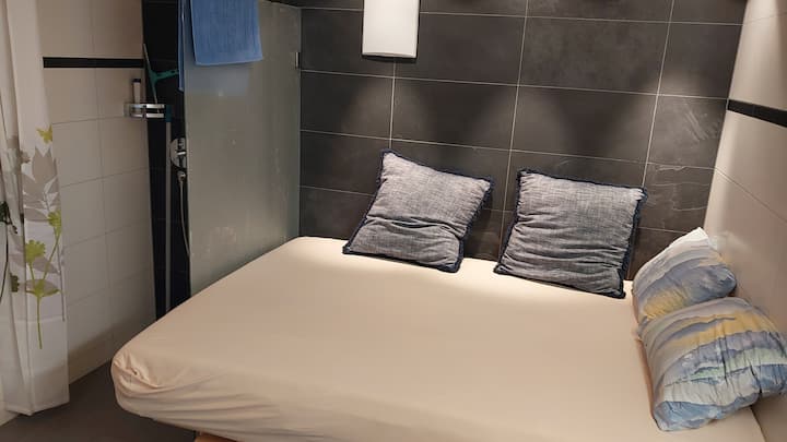 Zimmer Mit Dusche, Wc, Lavabo. - Tenna