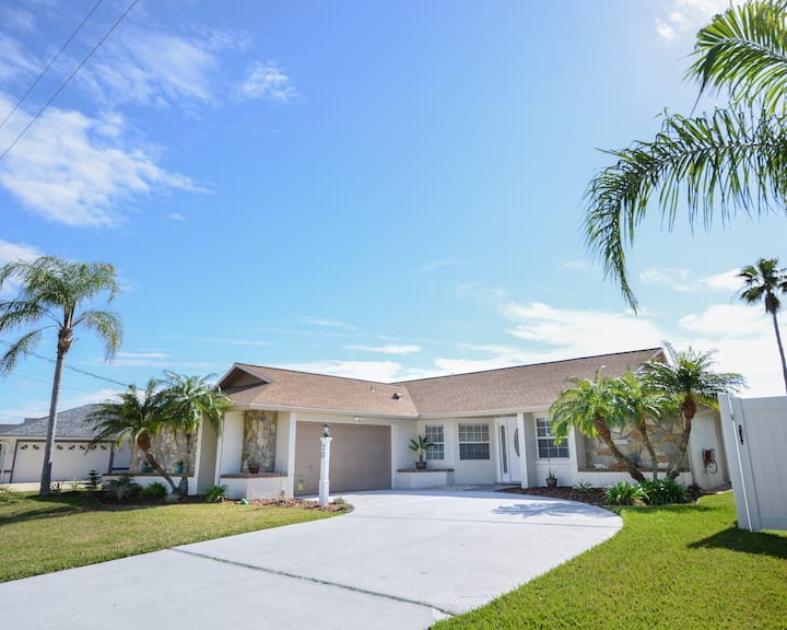 Stunning Pool Home On Saltwater Canal - パーム・コースト, FL