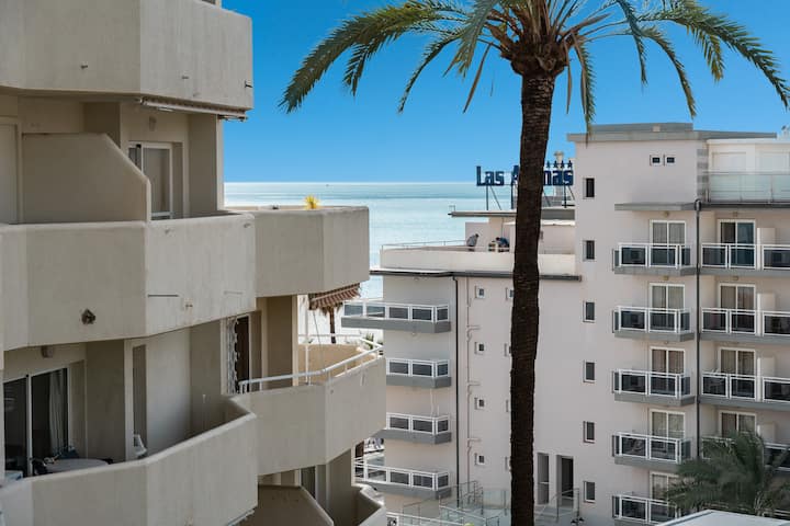 Benalbeach Bliss: Seafront Retreat With Balcony - Benalmádena