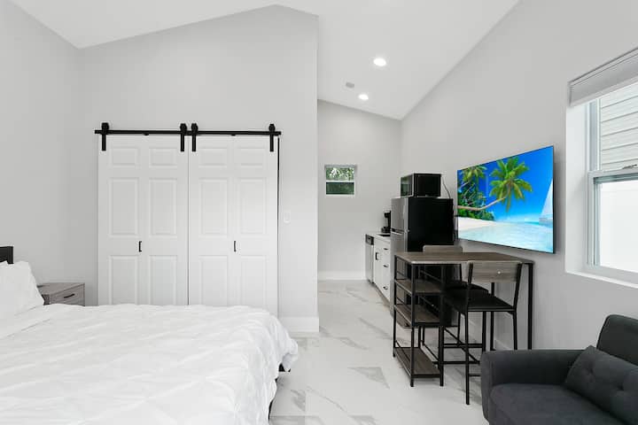 Tropical Tiny Home In Palm Beach Gardens, Florida - Palm Beach Gardens, FL