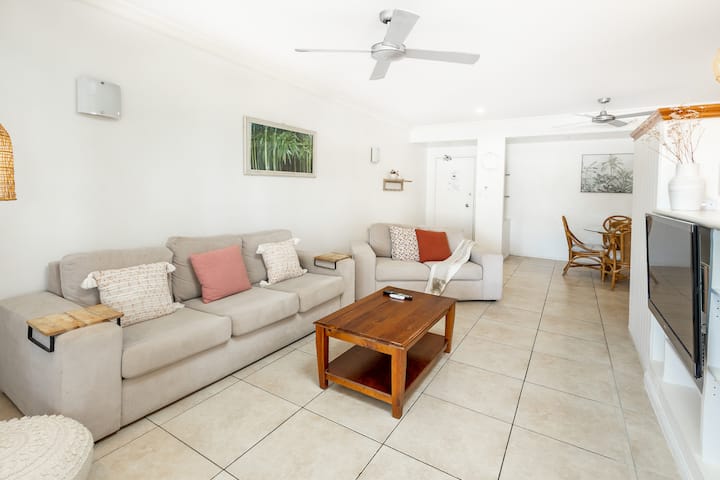 Elevated 2br Modern Furnished Terrace Apt - Pool - Cairns