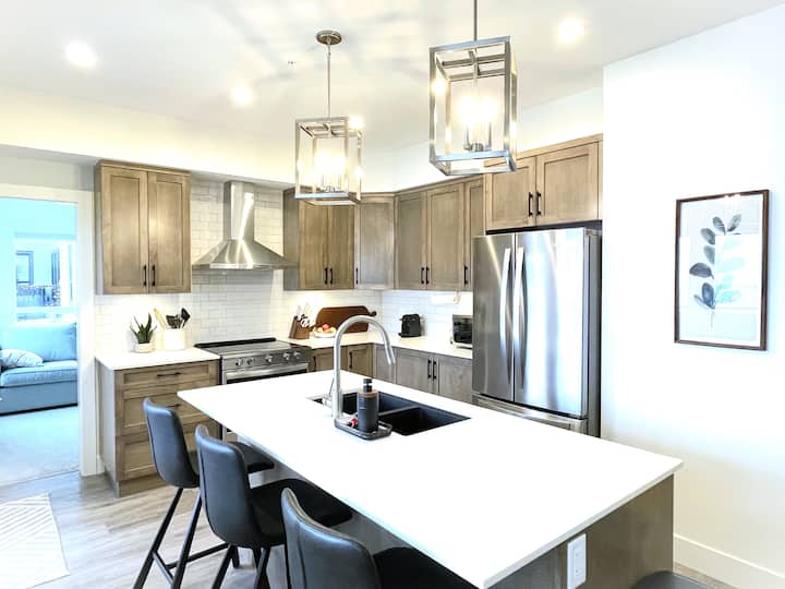 Happy Valley Lookout With Private Hot Tub - Big White Ski Resort, BC