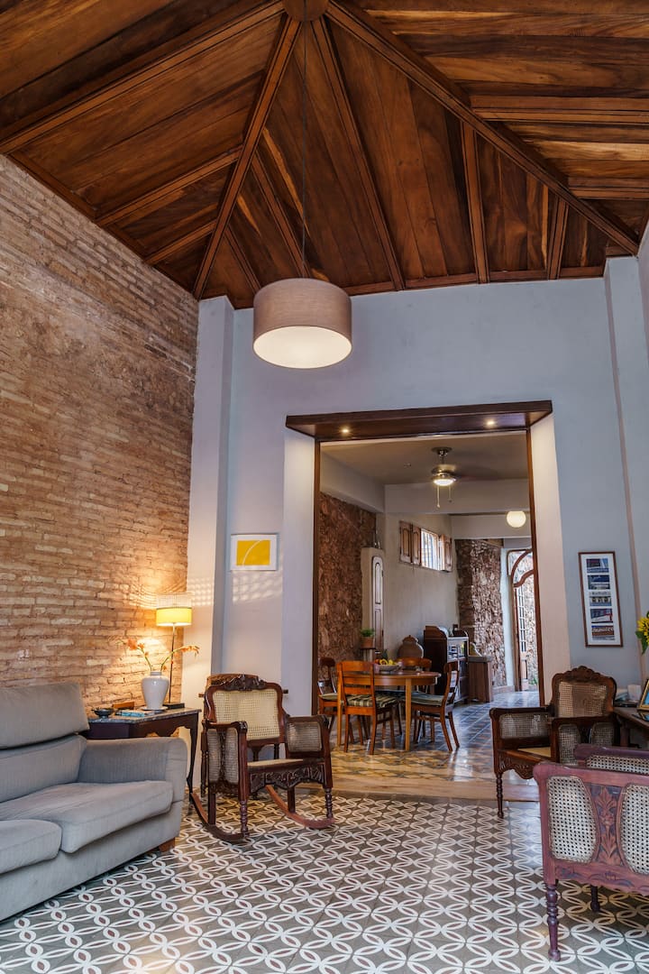 Central Colonial House/solar Panels & Wi-fi! - Cuba